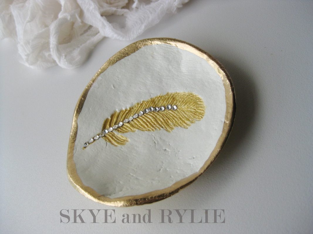 9 Free-Spirited Feather Wedding Ideas | Emmaline Bride