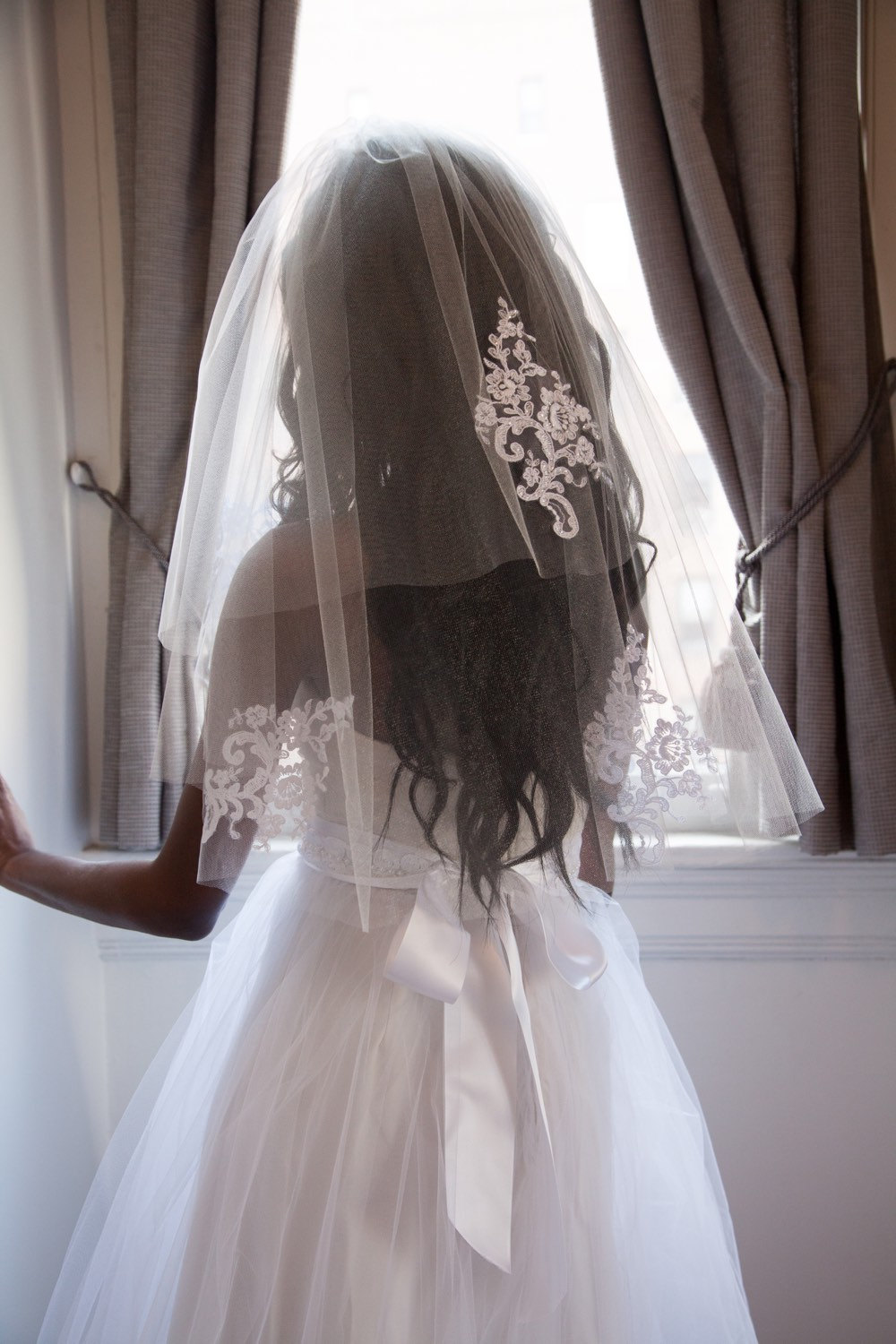 How to Pick a Veil or Fascinator for Weddings | Emmaline Bride