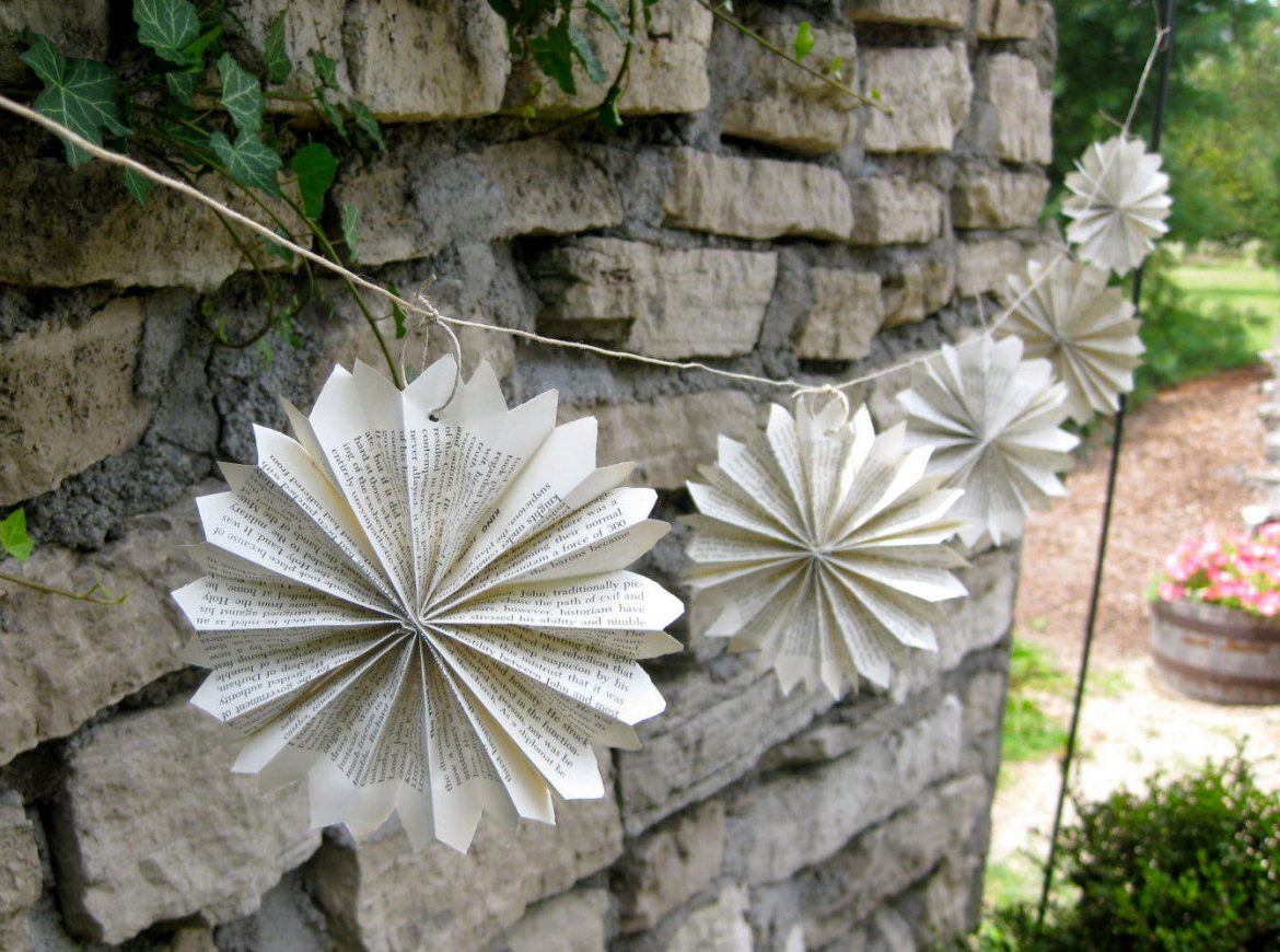 40 Creative Paper Garland Ideas for Weddings | Emmaline Bride Wedding Blog