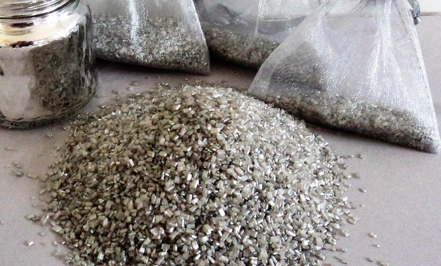 Wedding Confetti: Where to Buy (Fun!) Tossing Confetti for Weddings