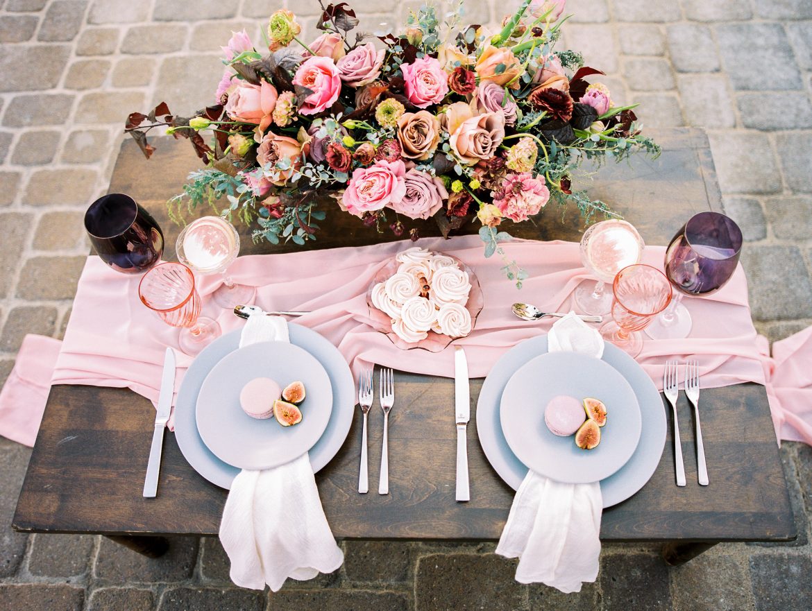 25 Unique Wedding Place Settings + Table Setting Ideas | Emmaline Bride