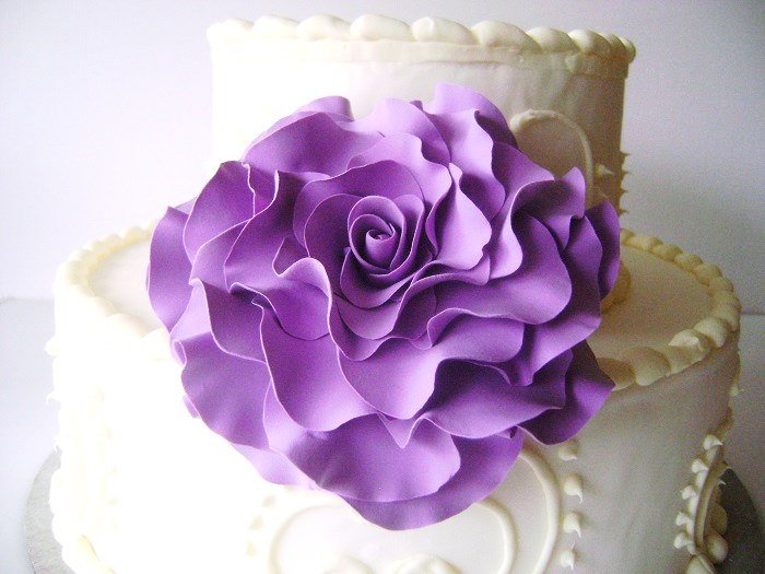 NEW: 8 Flower Cake Toppers to Feast Your Eyes on Right Now