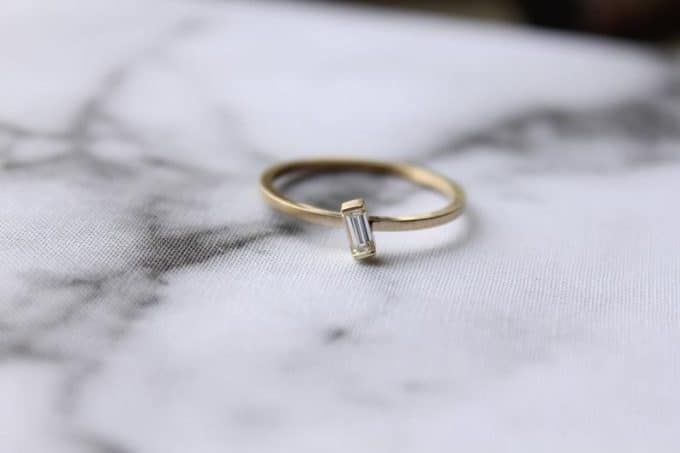 5 Simple + Modern Minimalist Engagement Rings | Emmaline Bride