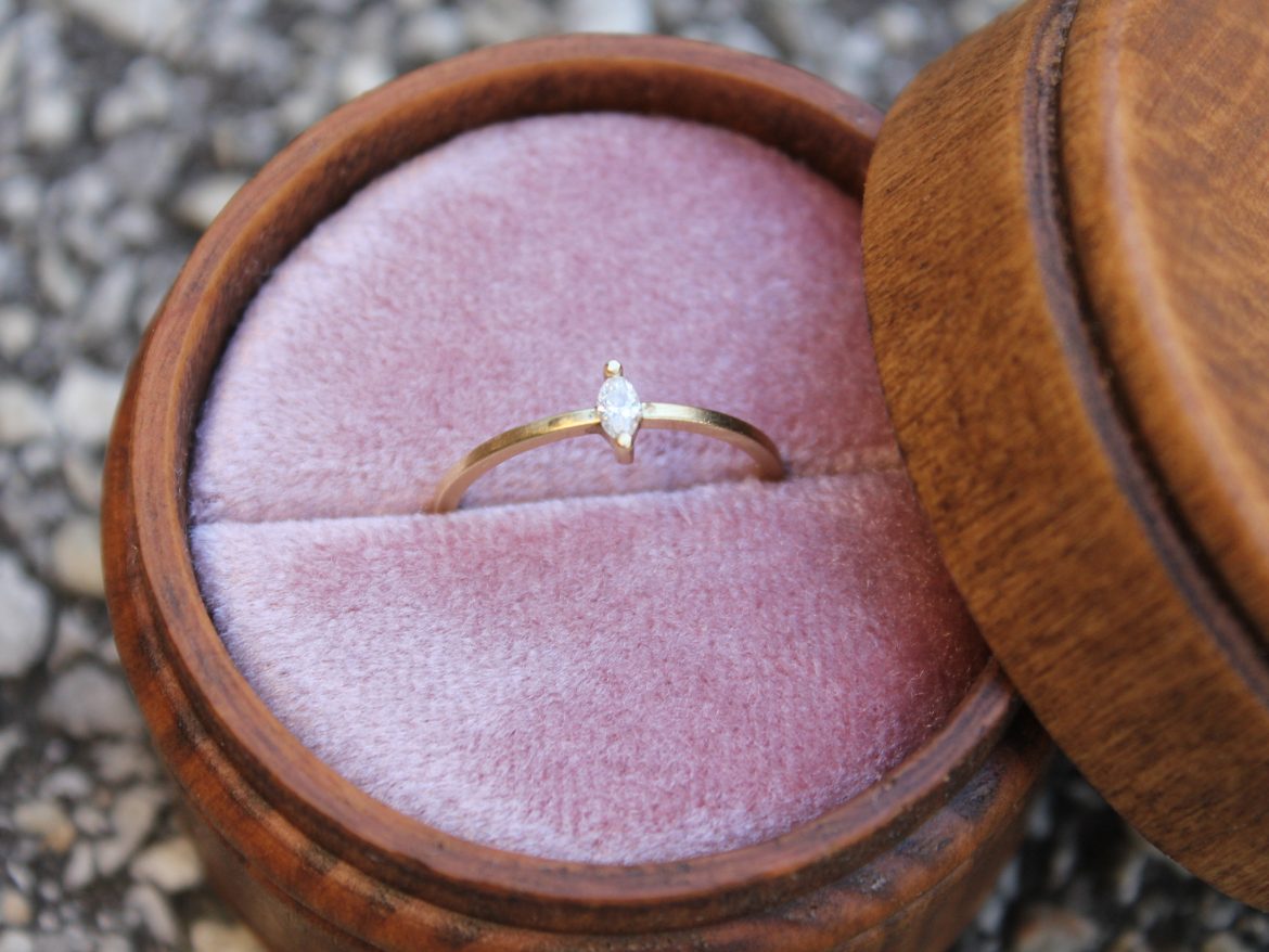 5 Simple + Modern Minimalist Engagement Rings | Emmaline Bride