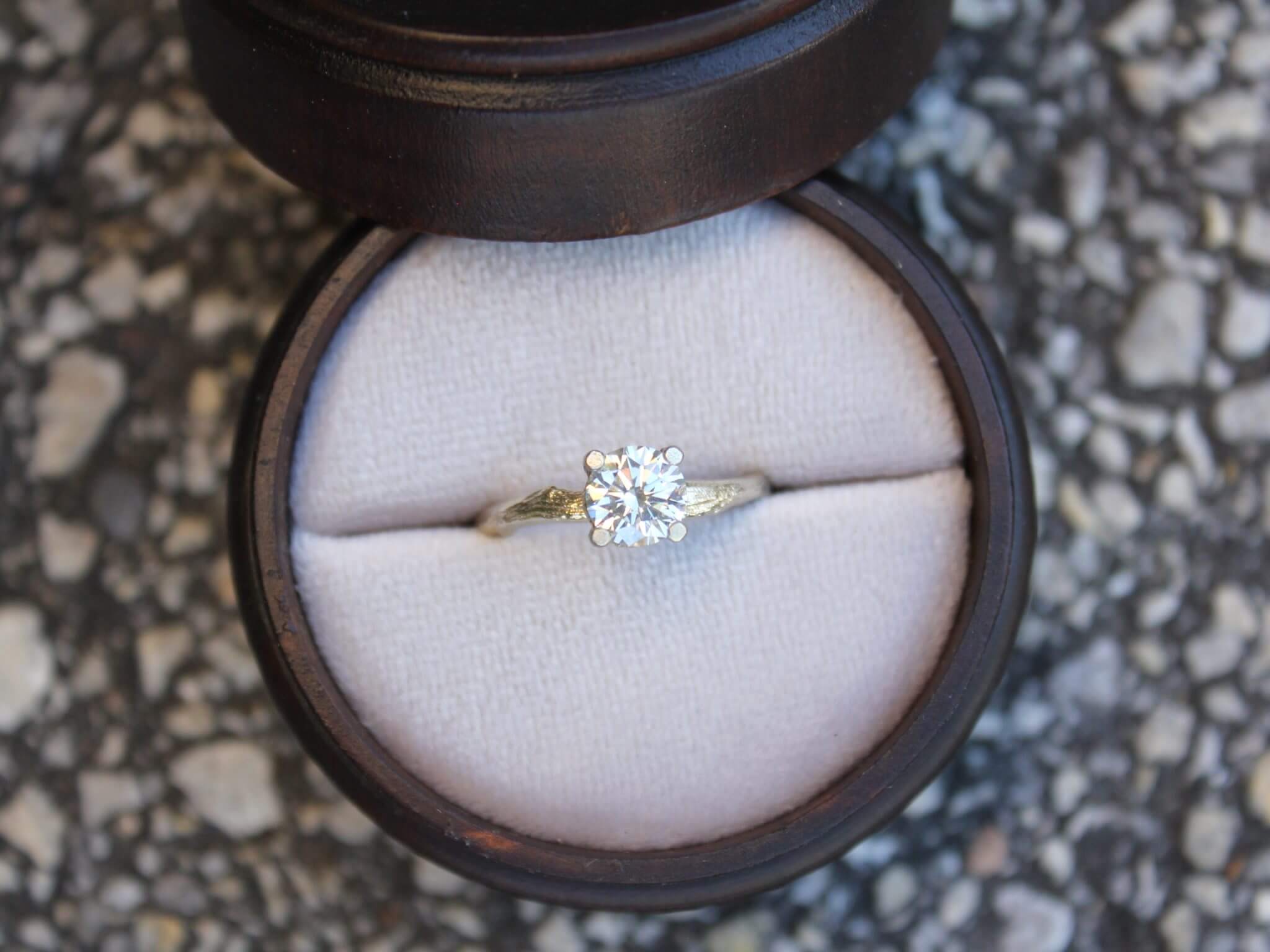 5 Simple + Modern Minimalist Engagement Rings | Emmaline Bride