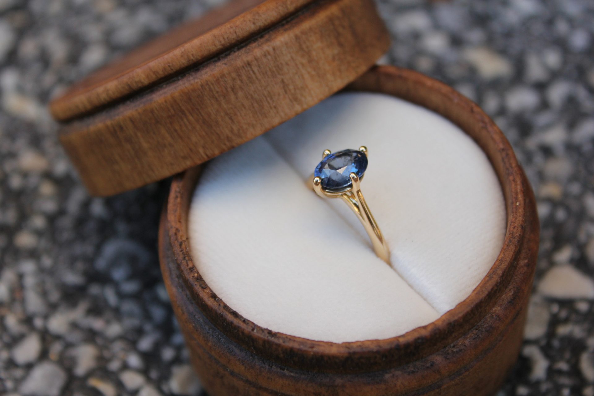 5 Simple + Modern Minimalist Engagement Rings | Emmaline Bride