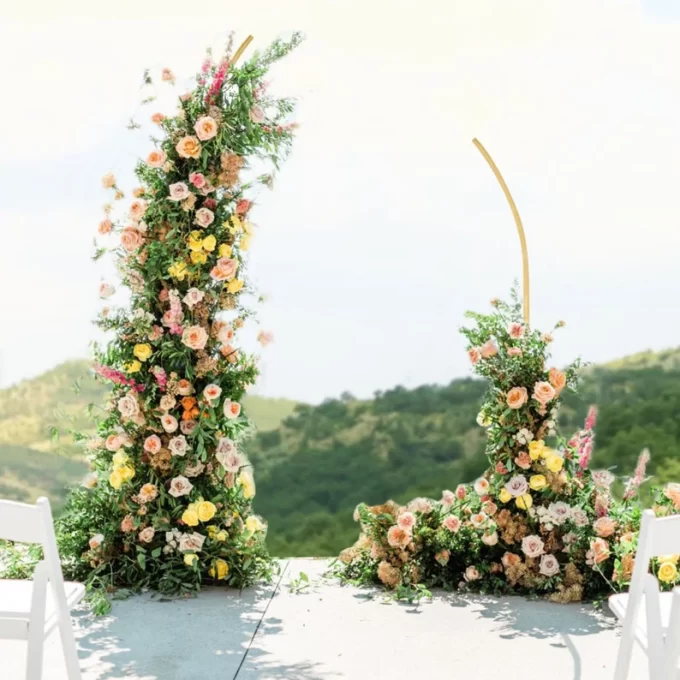 12 Ways to Decorate a Wedding Arch [PHOTOS]