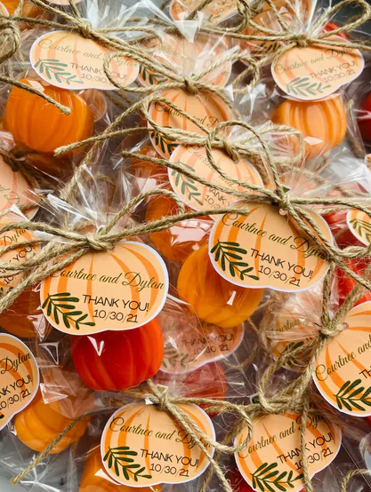 30 Fall Wedding Favors That Guests Like (+ Where to Get Them)