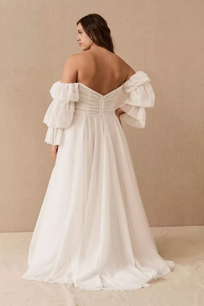 9 Beautiful Wedding Dresses That Cover Your Arms | Emmaline Bride ...